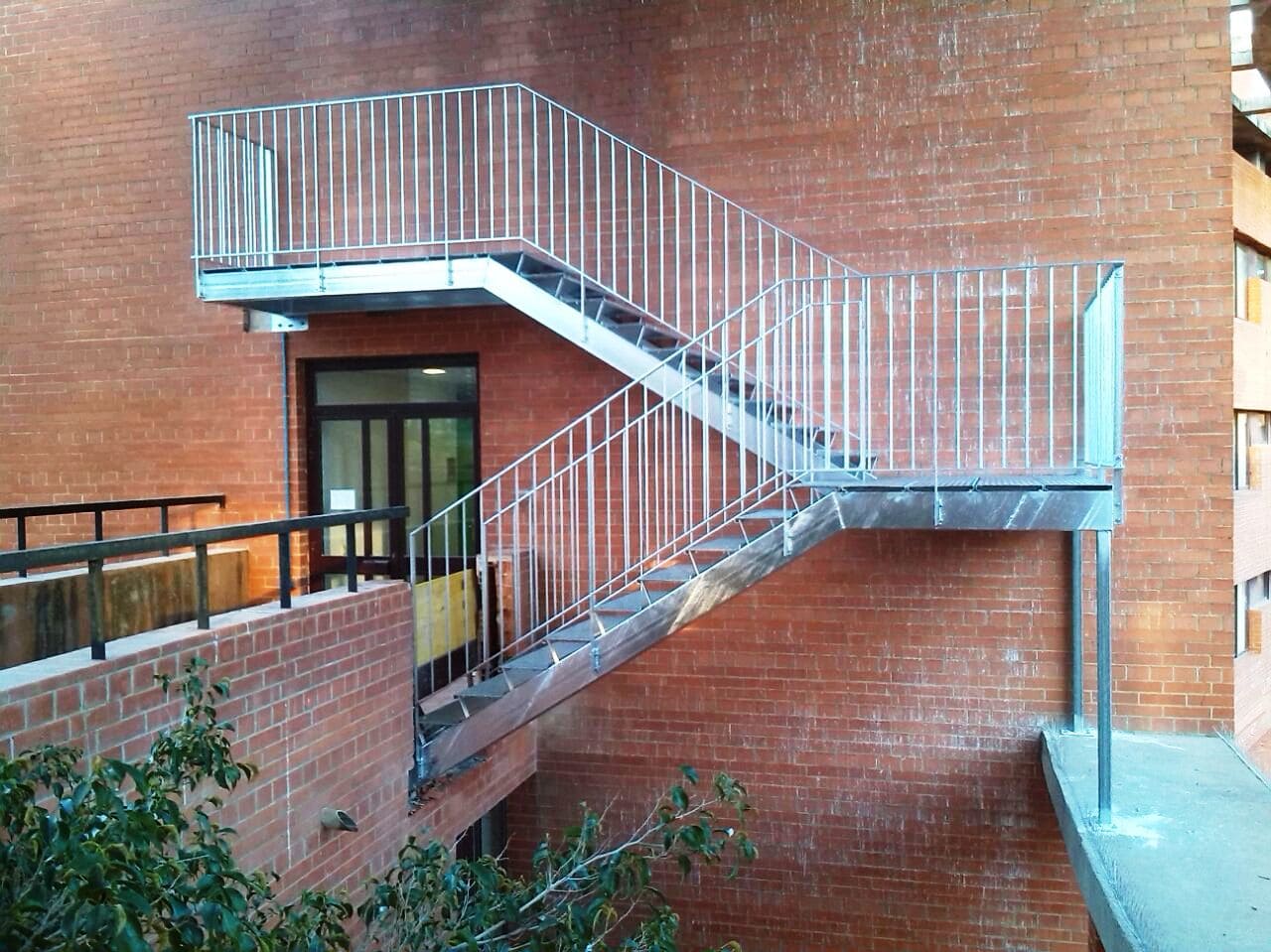 Escalera de tramos rectos galvanizada – Escaleras Balaguer